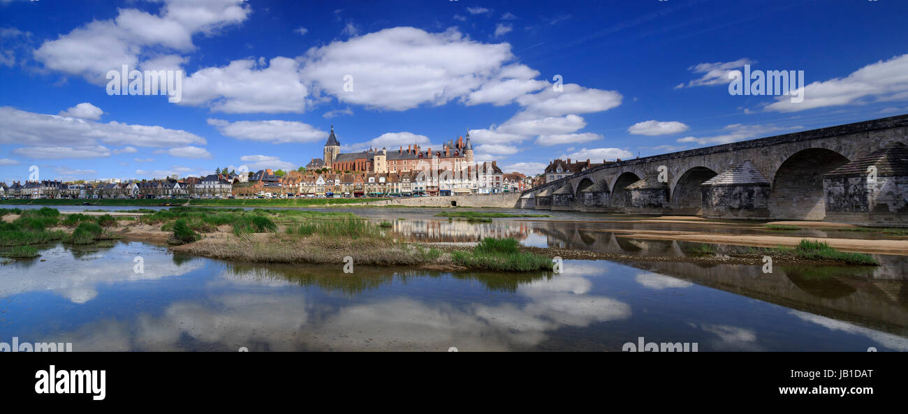 France, Loiret (45), Gien, le château le Vieux Pont et la Loire vu ...
