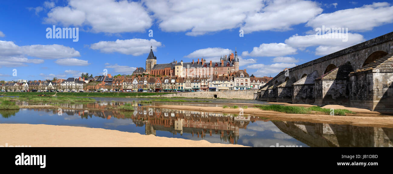 France, Loiret (45), Gien, le château le Vieux Pont et la Loire vu ...