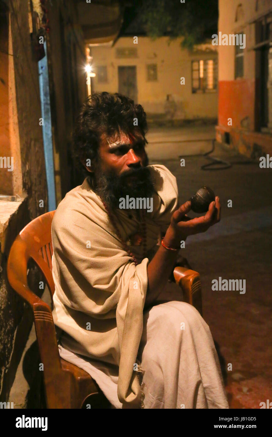 Guru, Saadhu (Holy man) talking at a Hindu temple in Dausa, India Stock ...
