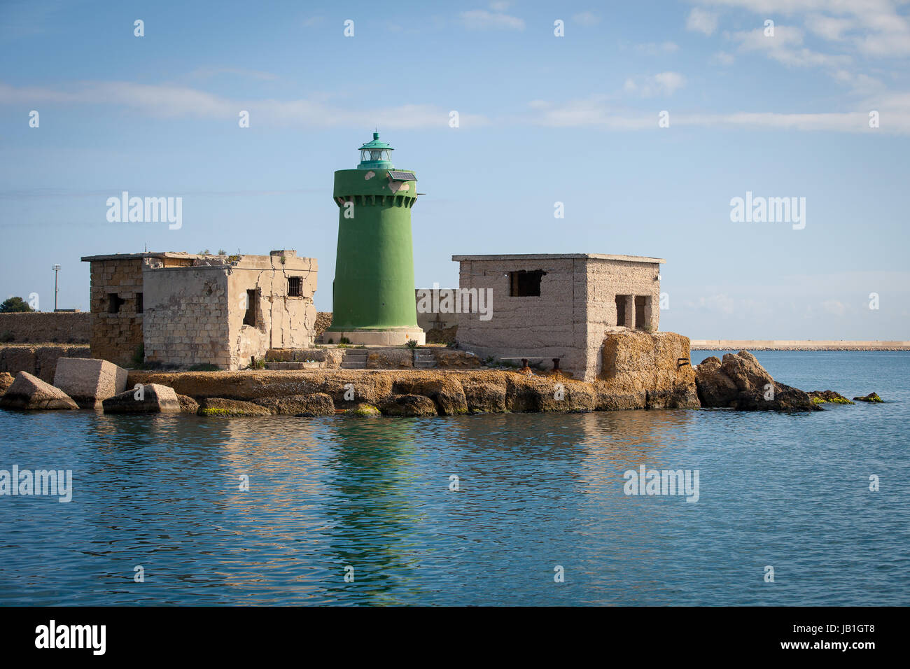 Green lighthouse at the entrance to the harbour Stock Photo - Alamy