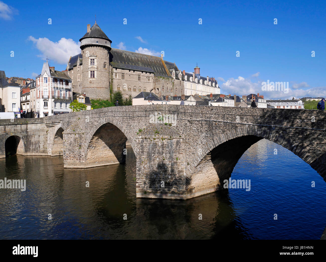 Mayenne city castle river la hi-res stock photography and images - Alamy