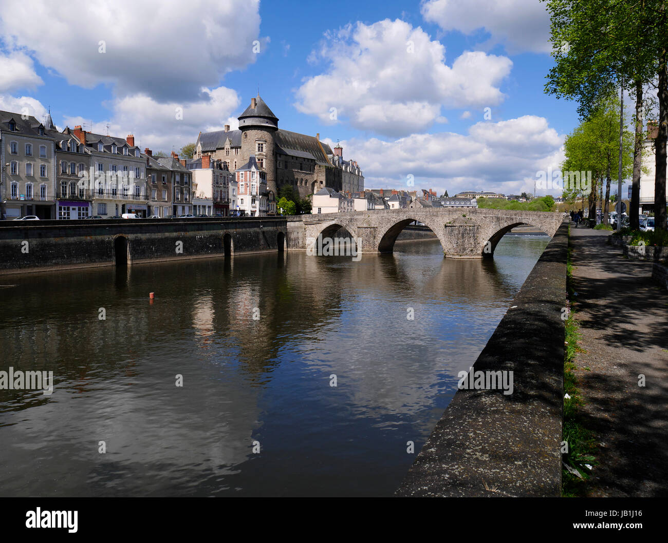Mayenne city castle river la hi-res stock photography and images - Alamy
