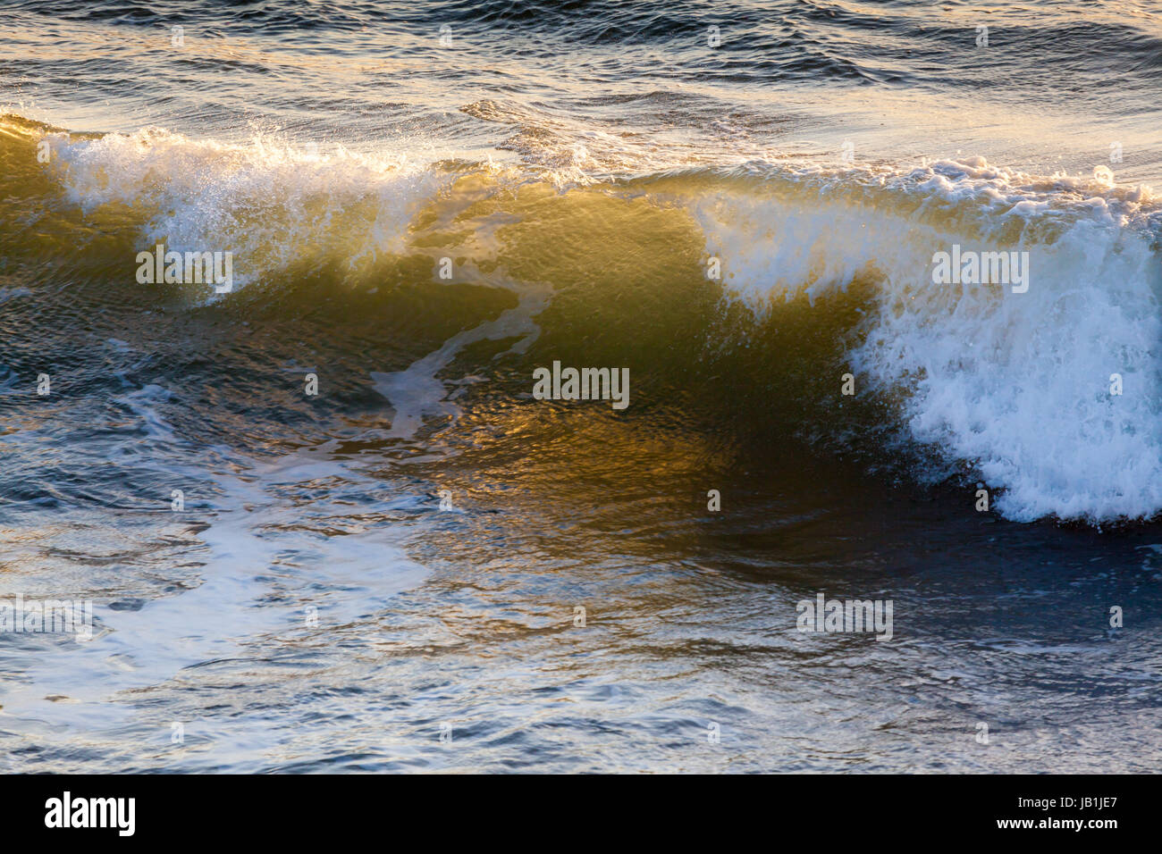 Breaking wave patterns hi-res stock photography and images - Alamy