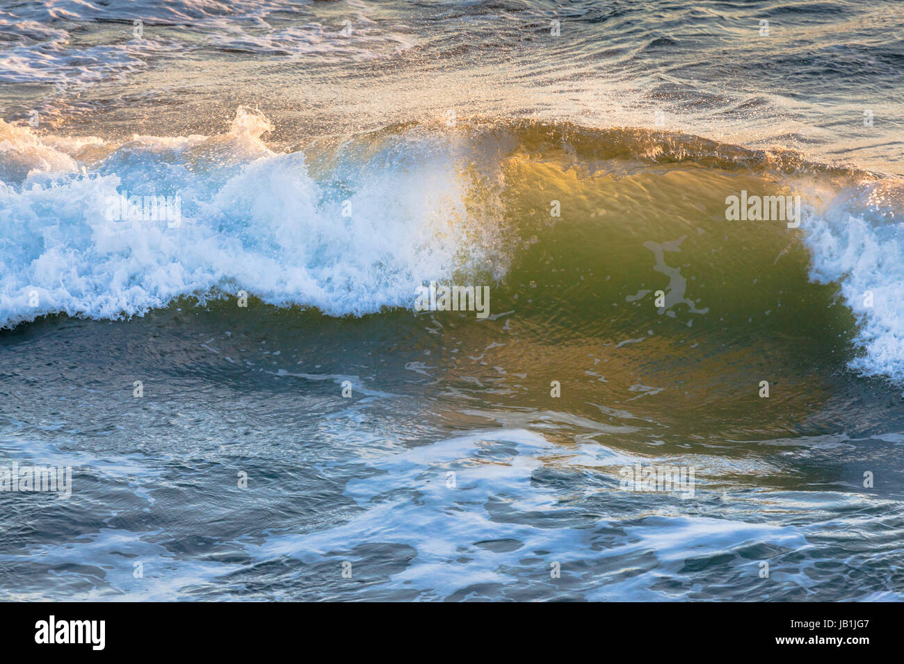 Breaking wave patterns hi-res stock photography and images - Alamy