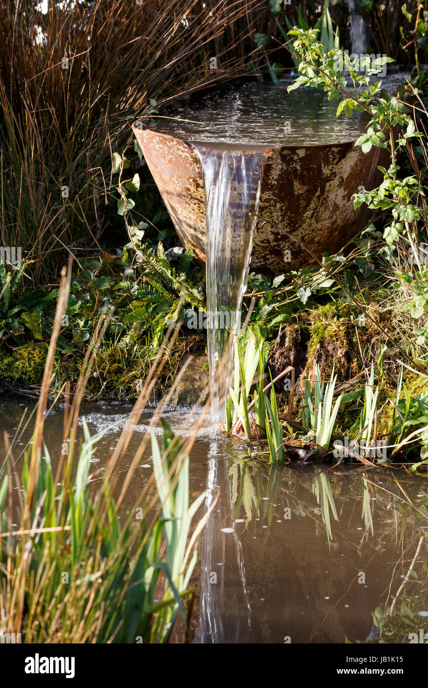 Water urn garden feature pouring hi-res stock photography and images ...