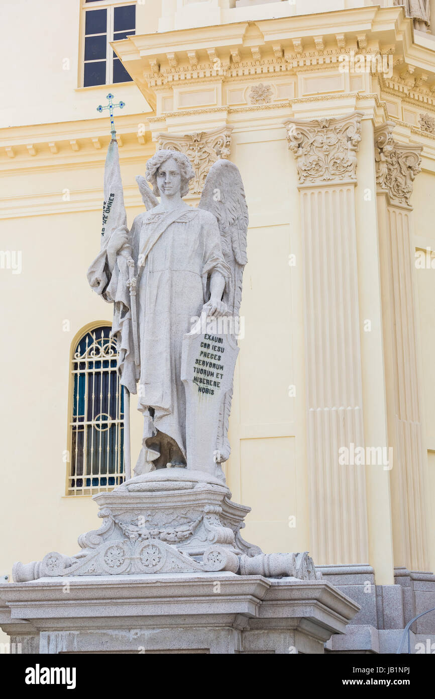 Sculpture in front of facade hi-res stock photography and images - Alamy