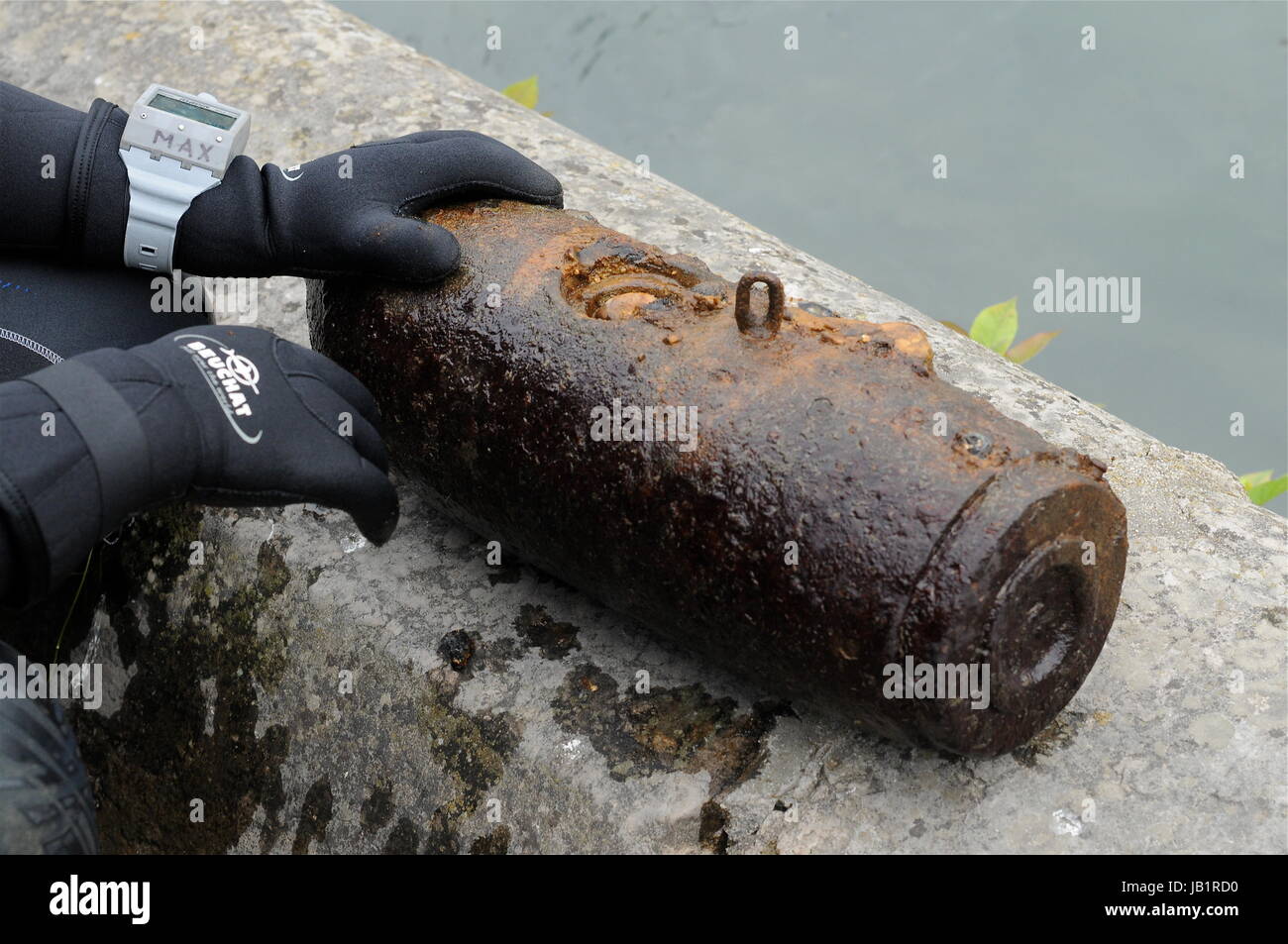 Bomb disposal experts defuse a WWII German bomb found in Rhone river ...