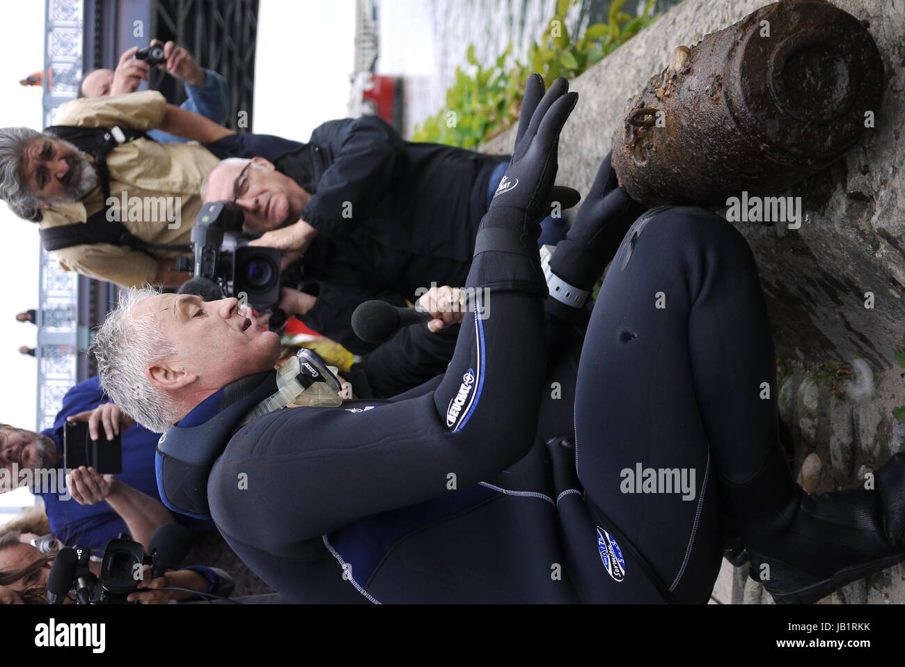Bomb expert hi-res stock photography and images - Alamy