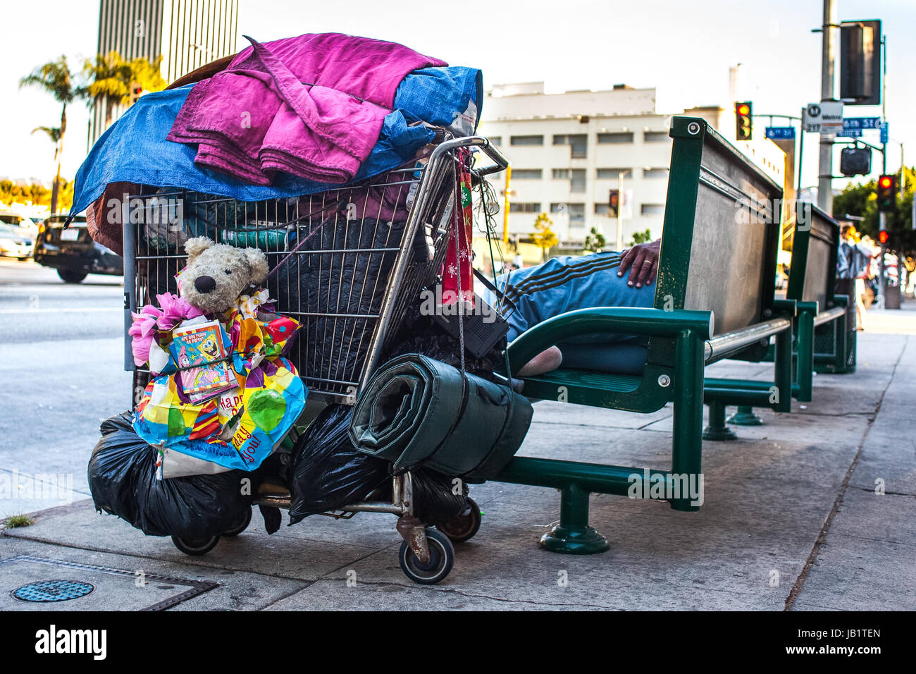 A shopping cart of a homeless person in Los Angeles Stock Photo - Alamy