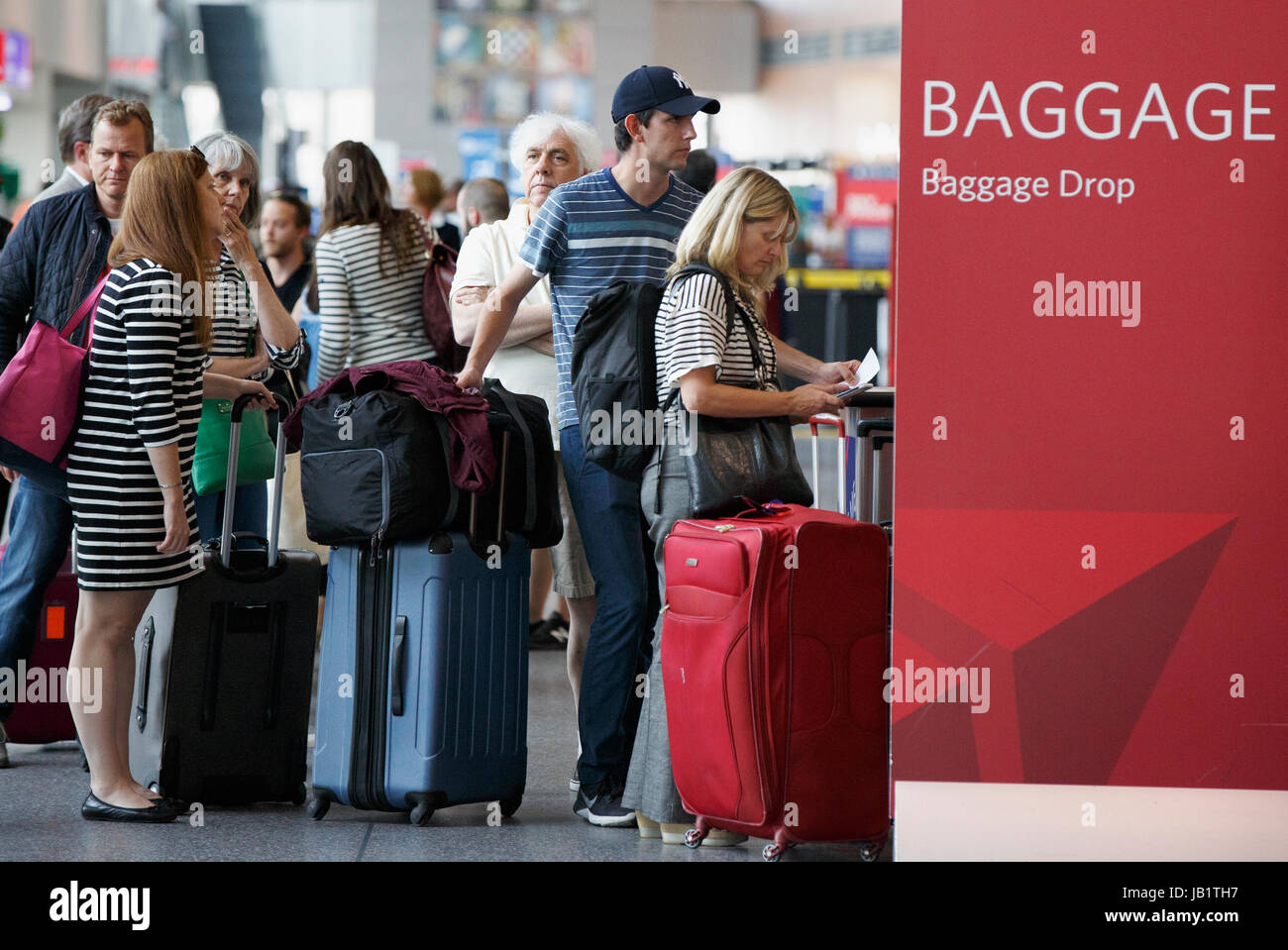 People waiting in line hi-res stock photography and images - Alamy