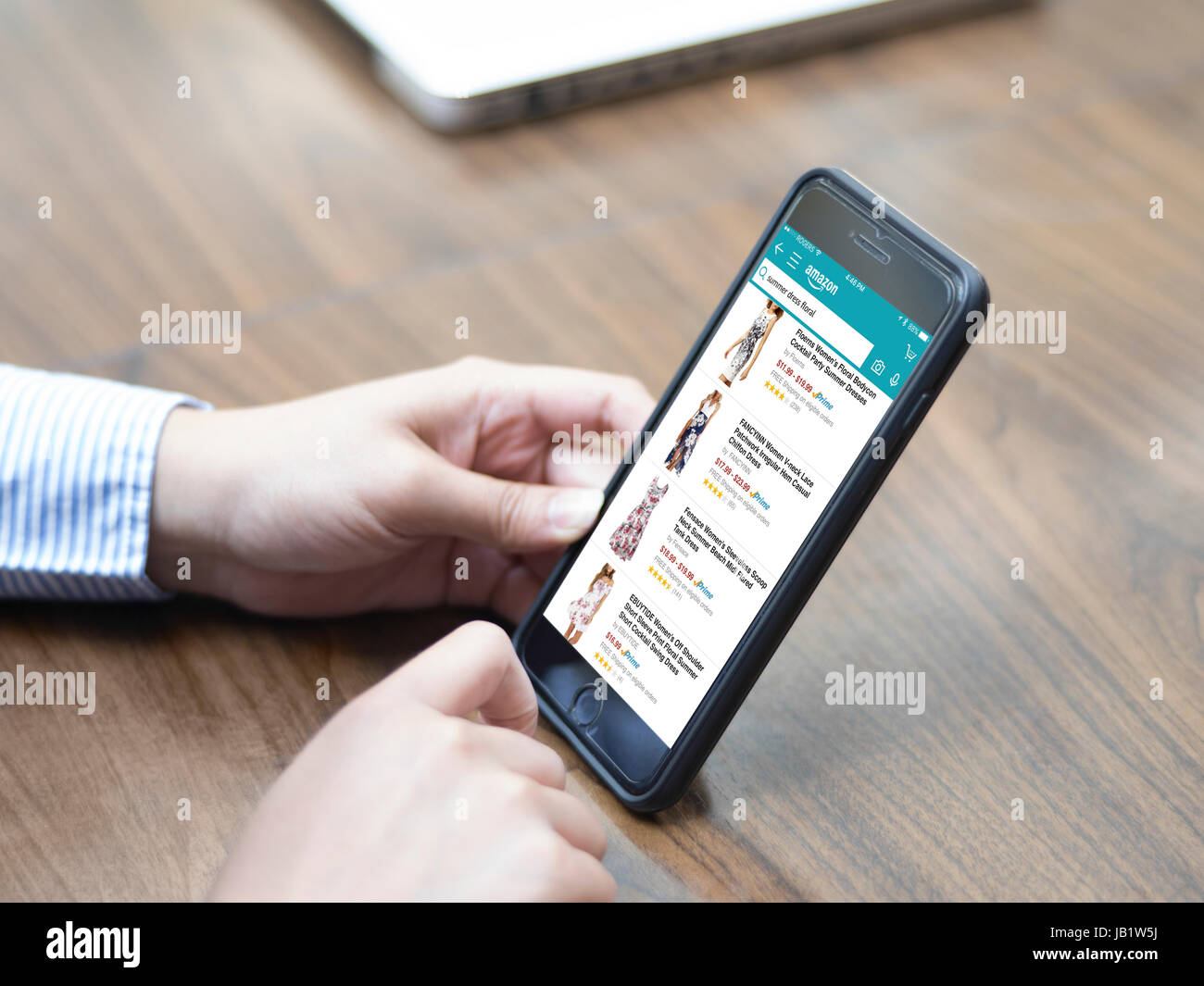 Female hand holding iphone hi-res stock photography and images - Alamy