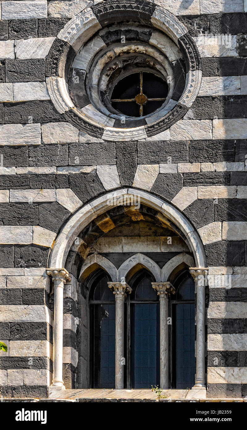 Rosone romanico hi-res stock photography and images - Alamy