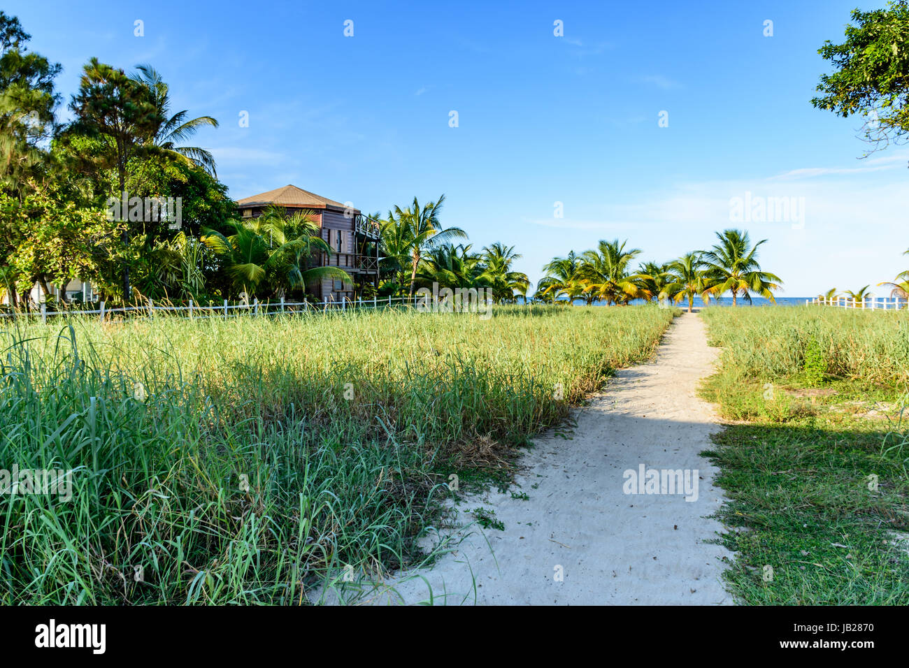Beach path and house hi-res stock photography and images - Alamy