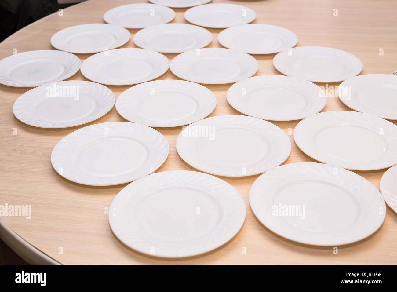 Many white plates on a table, pattern of dishes Stock Photo - Alamy
