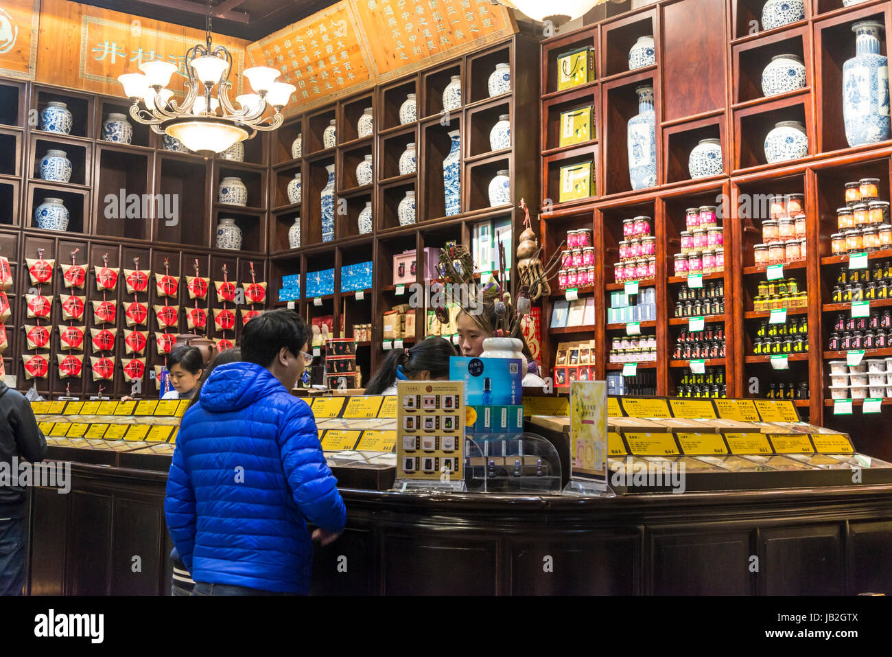 Traditional chinese medicines store hi-res stock photography and images ...
