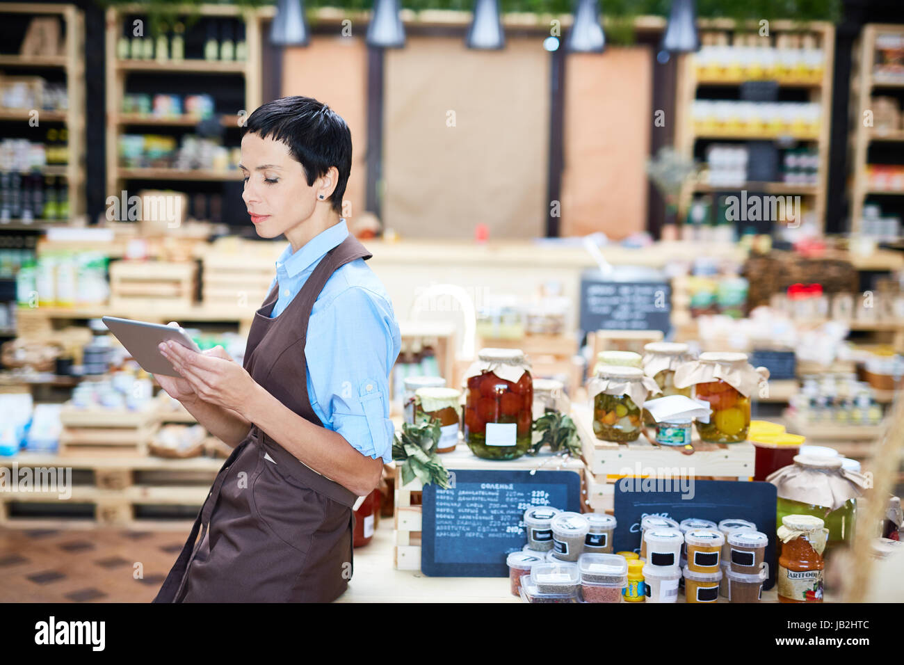 Grocery store assistant hi-res stock photography and images - Alamy