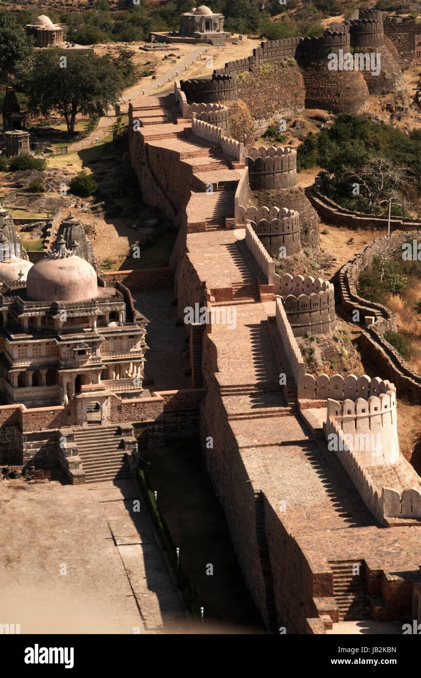 Massive ramparts of the 15th Century fortress of Kumbhalgarh, in ...