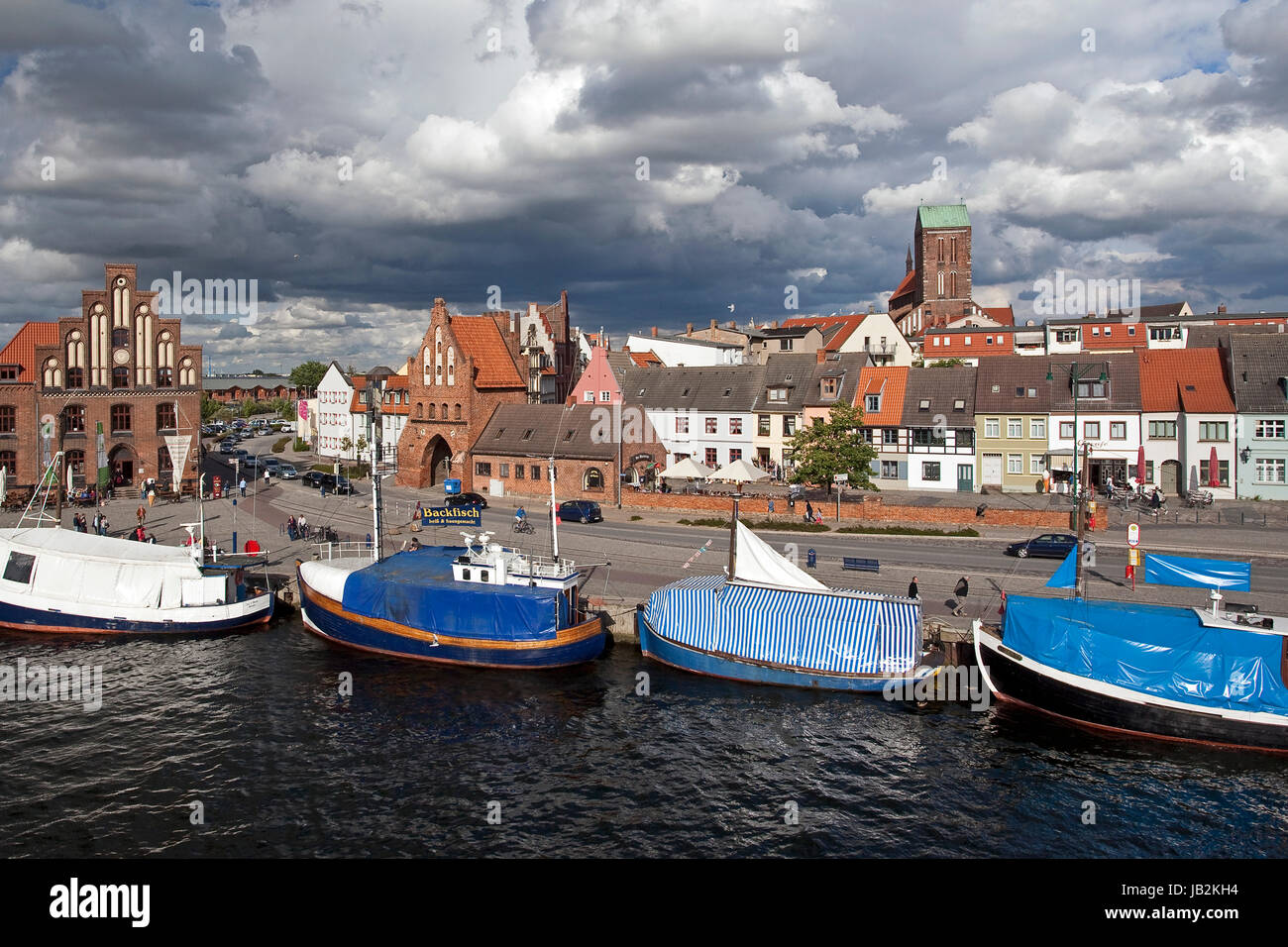 Ship fish hi-res stock photography and images - Alamy