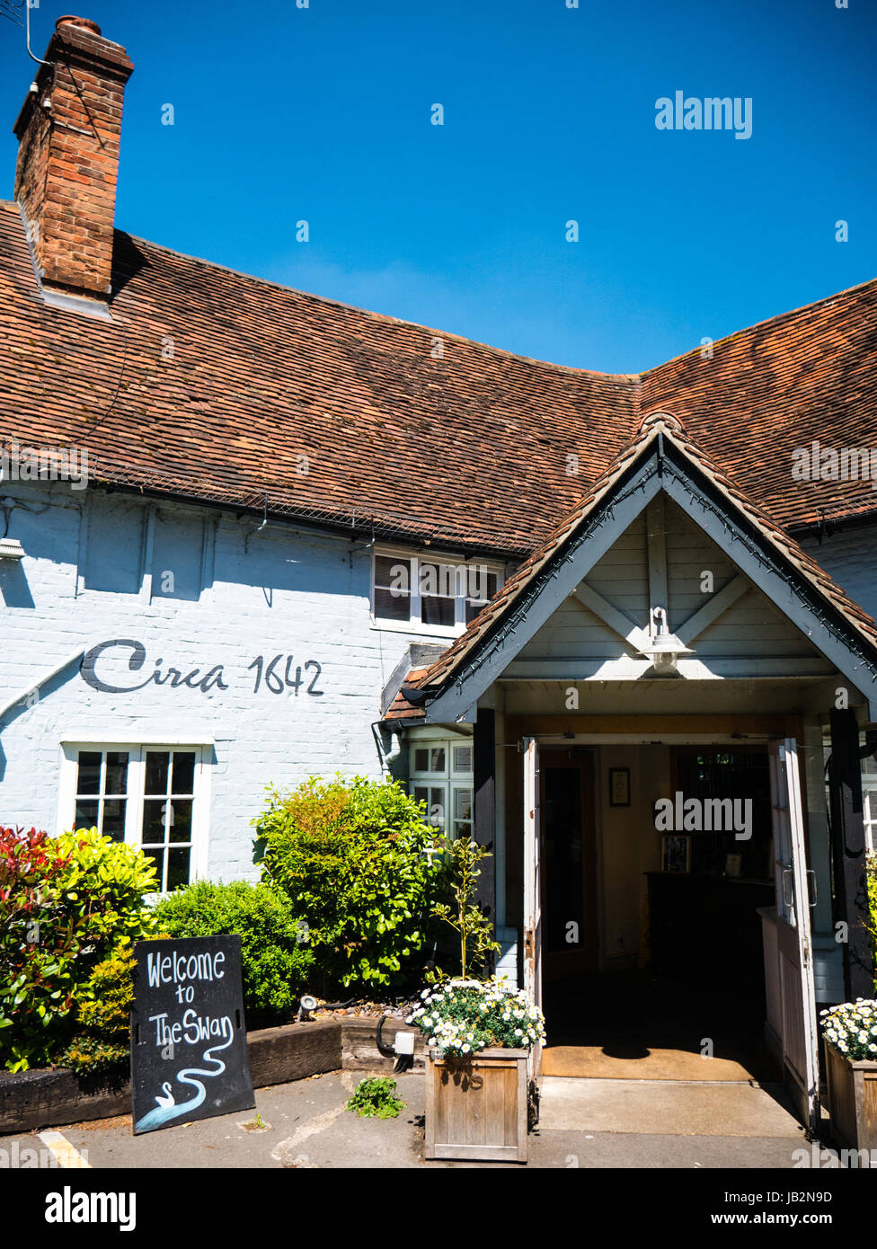 The Swan Riverside Pub, Pangbourne-on-thames, Berkshire, England Stock ...