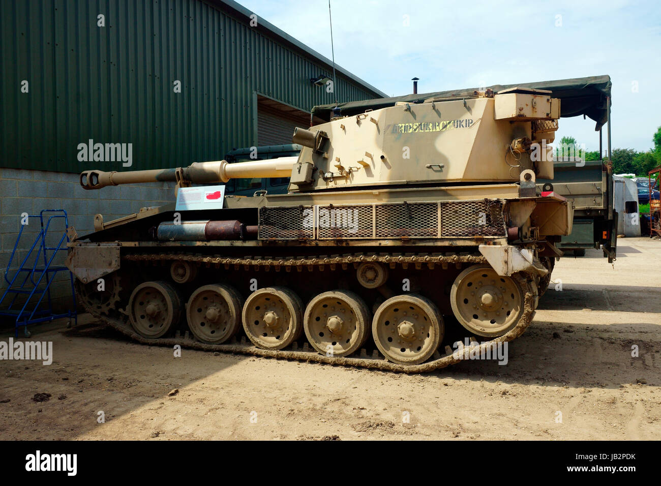 VICKERS 'ABBOT' 105MM SELF PROPELLED GUN FV433 Stock Photo - Alamy