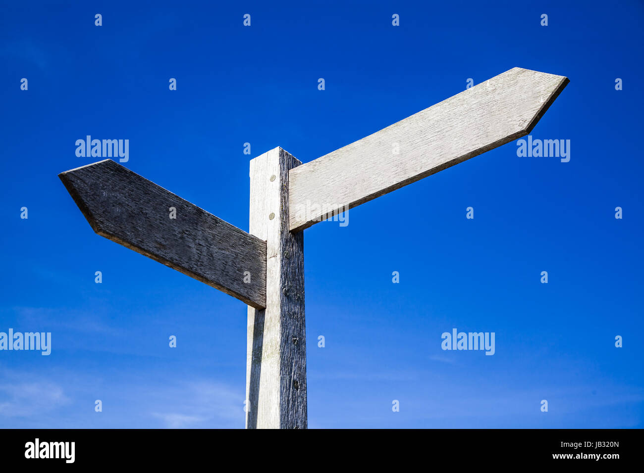 empty wooden signboard against blue sky Stock Photo - Alamy