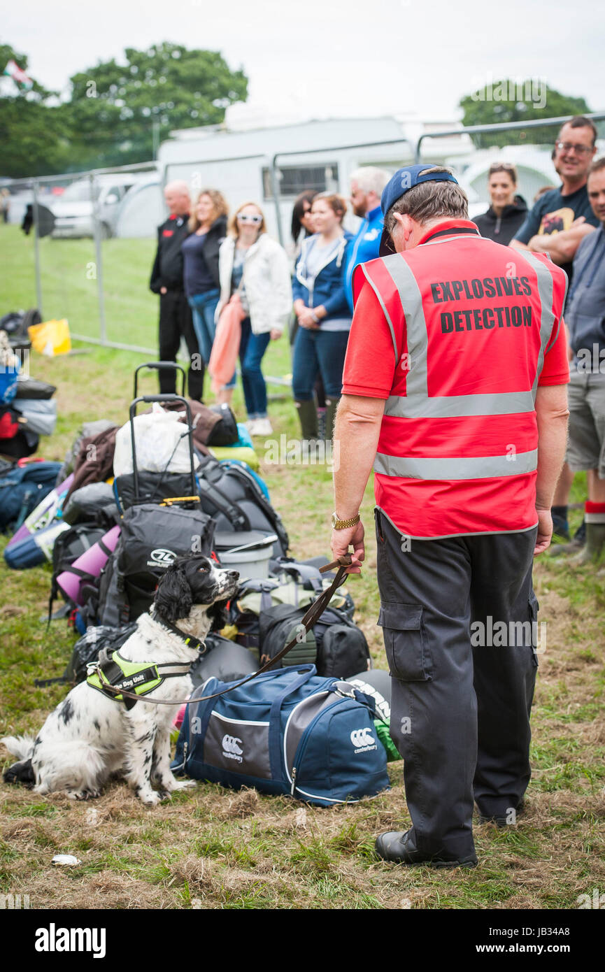 Sniffer dogs check bags hi-res stock photography and images - Alamy