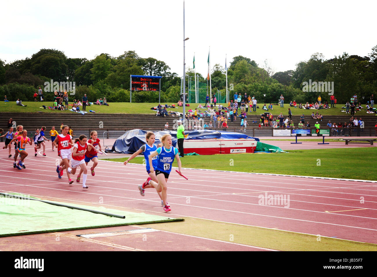 Children running race track hi-res stock photography and images - Alamy