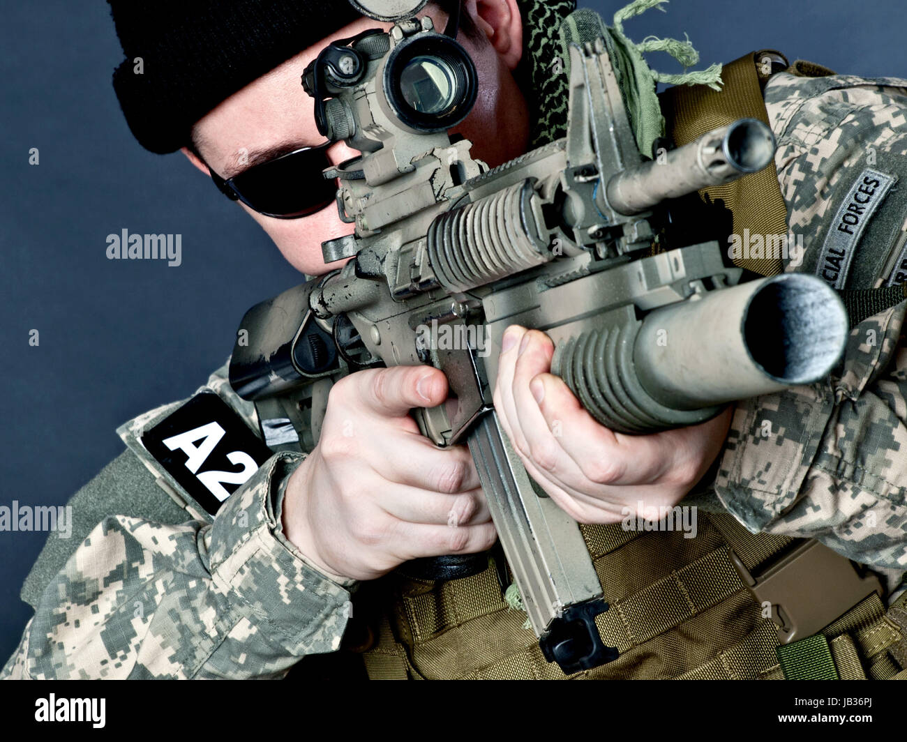 US soldier aiming with his assault rifle Stock Photo - Alamy