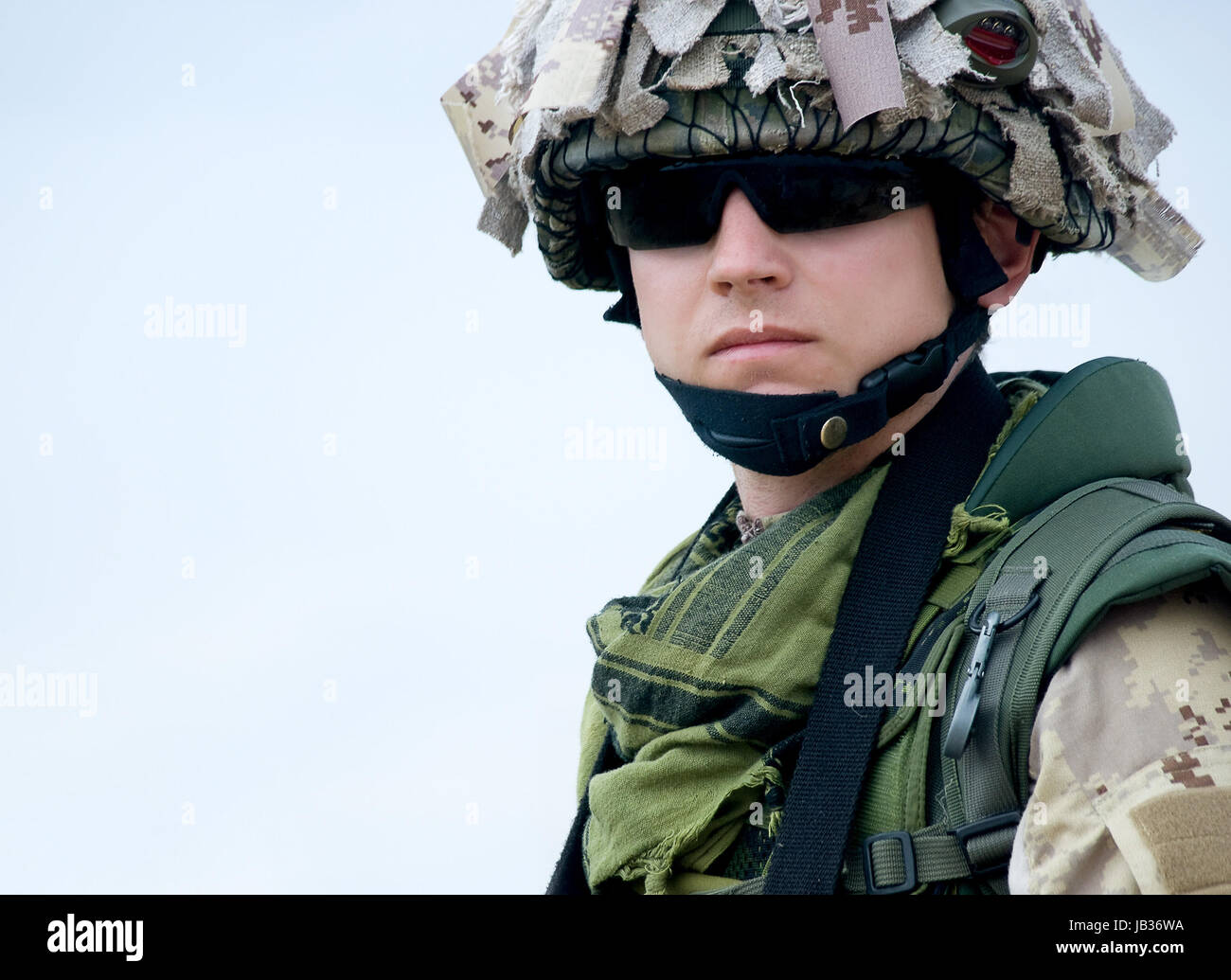 US soldier in desert uniform Stock Photo - Alamy