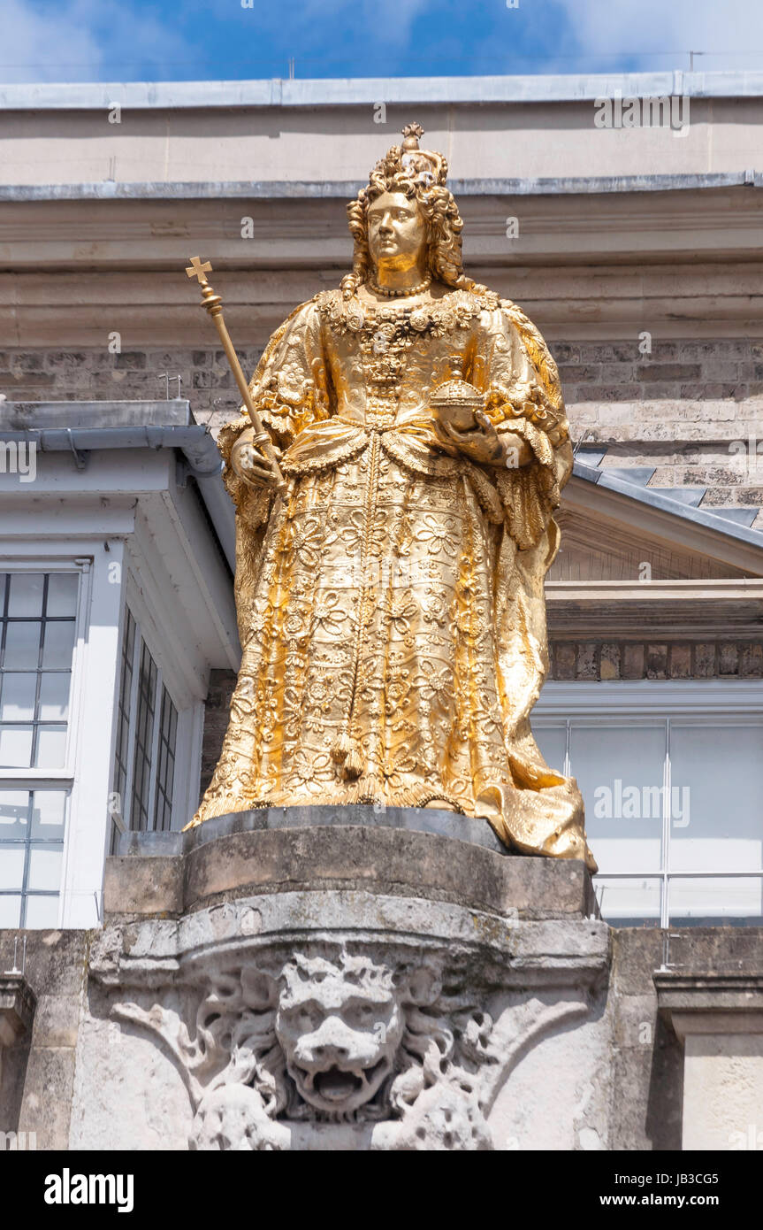 Gold statue of Queen Anne on Old Town Hall, Market Place, Kingston upon ...