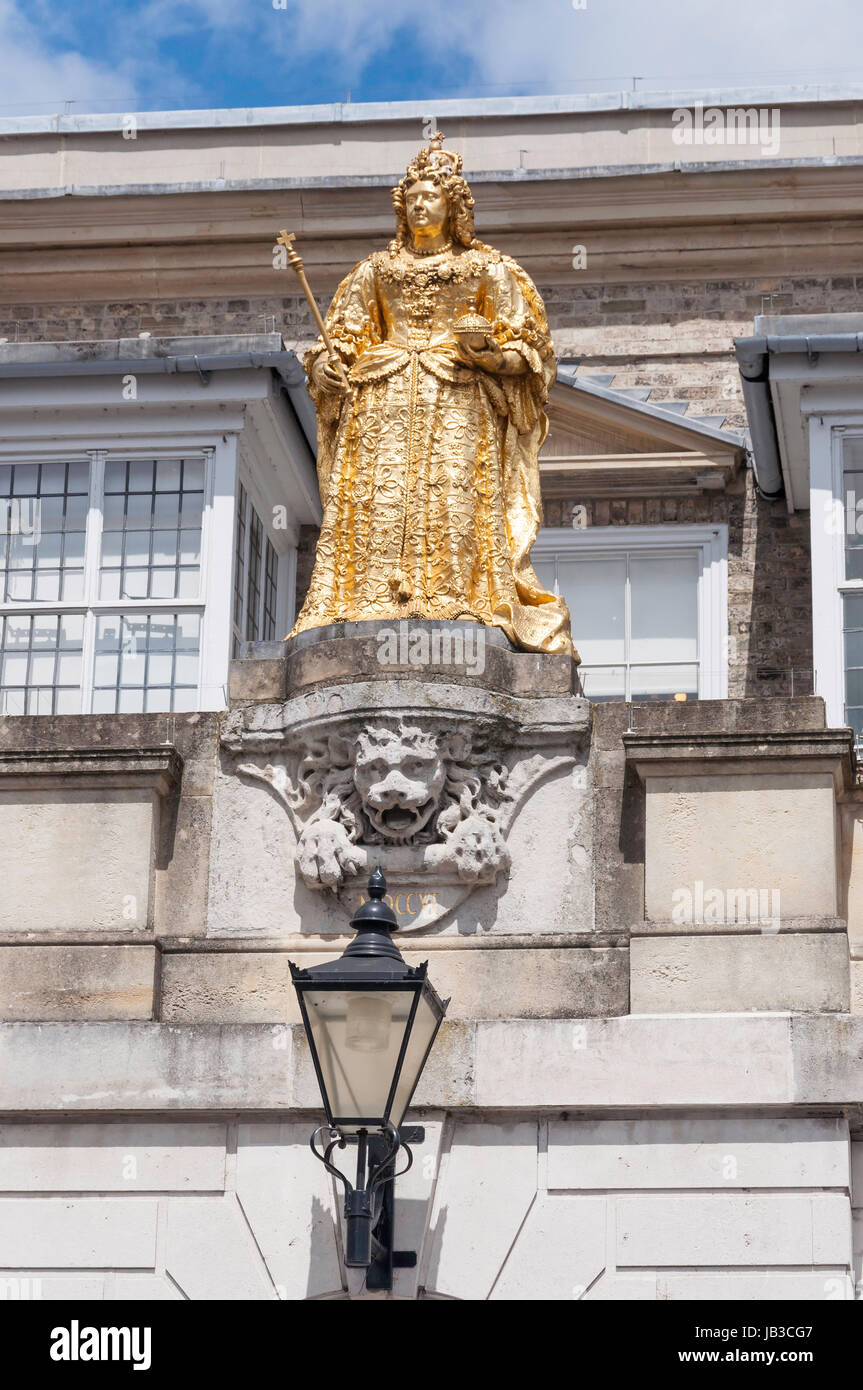 Gold statue of Queen Anne on Old Town Hall, Market Place, Kingston upon ...