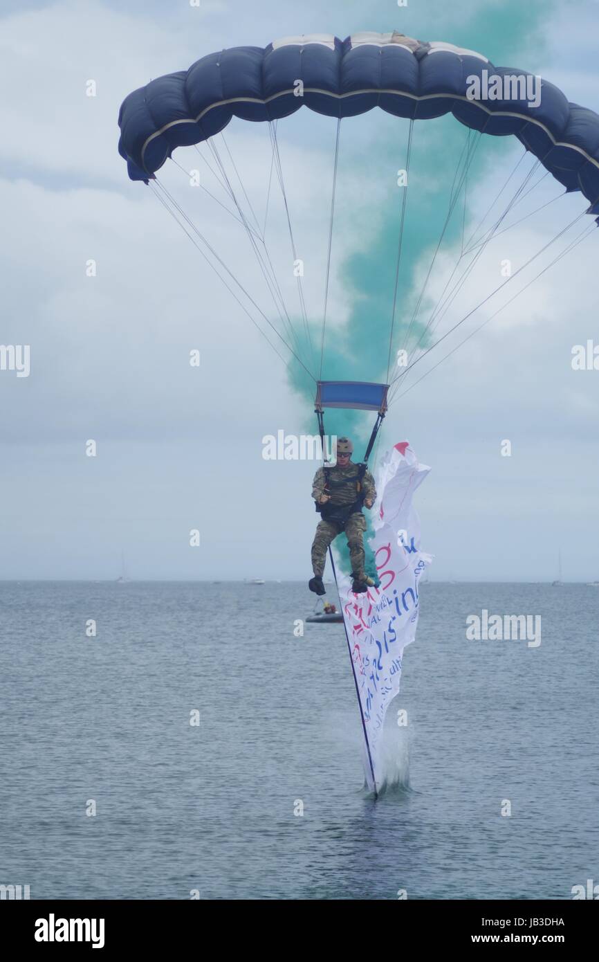 Tigers freefall parachute team hi-res stock photography and images - Alamy