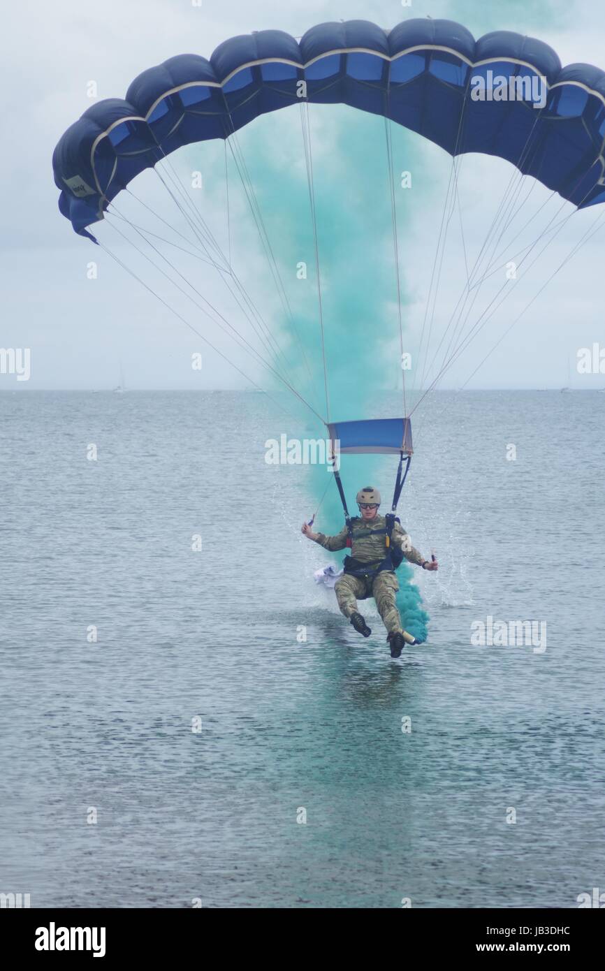 Tigers freefall parachute team hi-res stock photography and images - Alamy