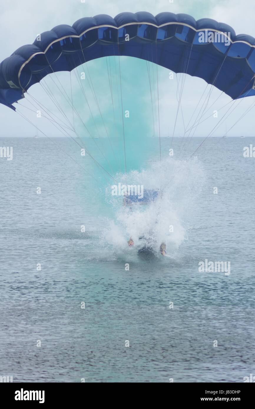 Tigers freefall army parachute display team hi-res stock photography ...