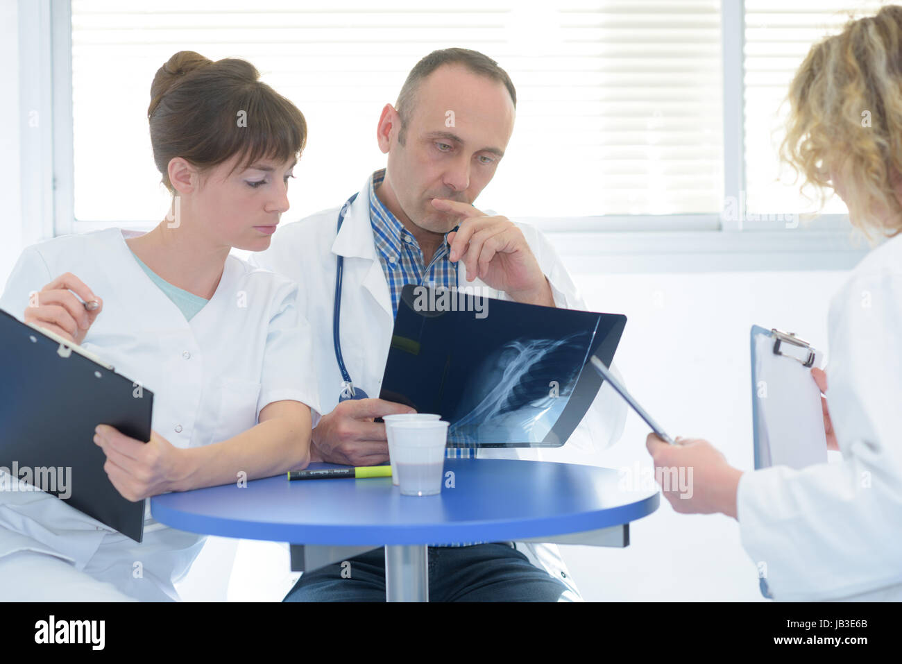 doctor and nurse chatting in modern hospital canteen Stock Photo - Alamy