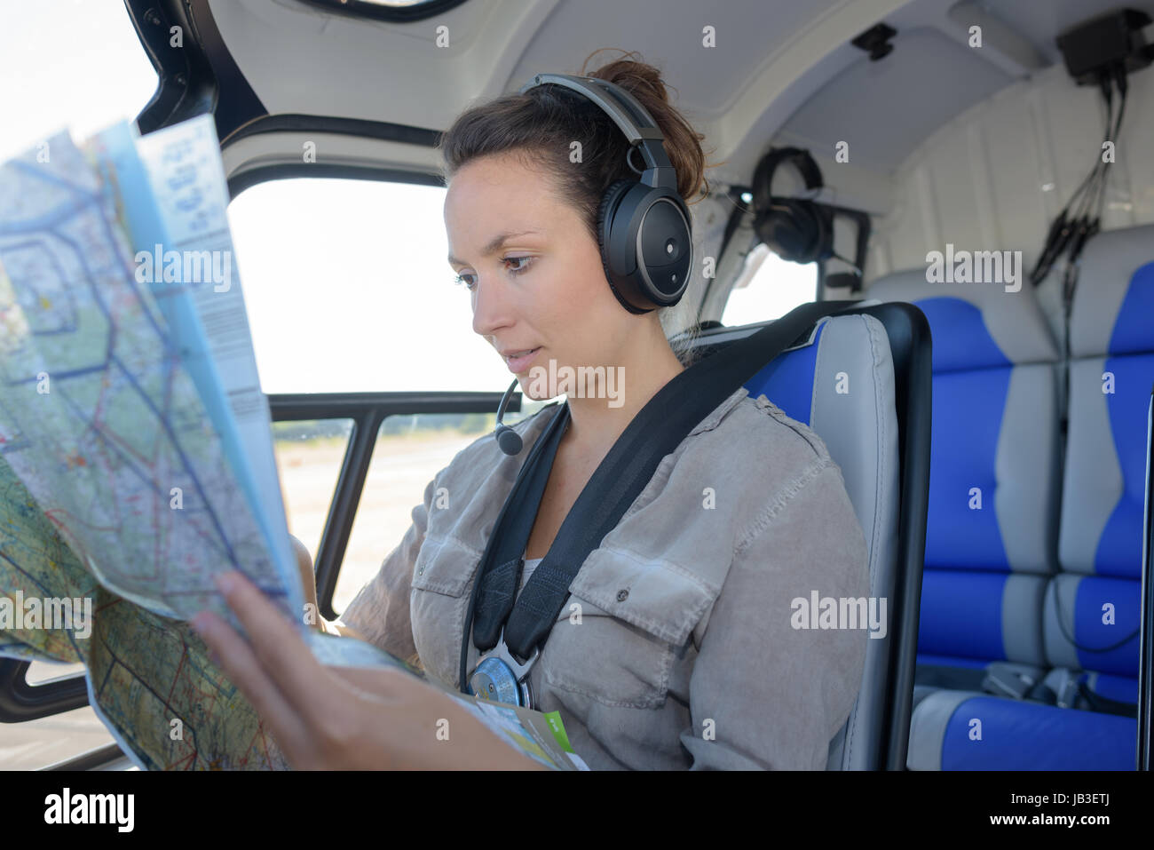 Pilot reading map hi-res stock photography and images - Alamy