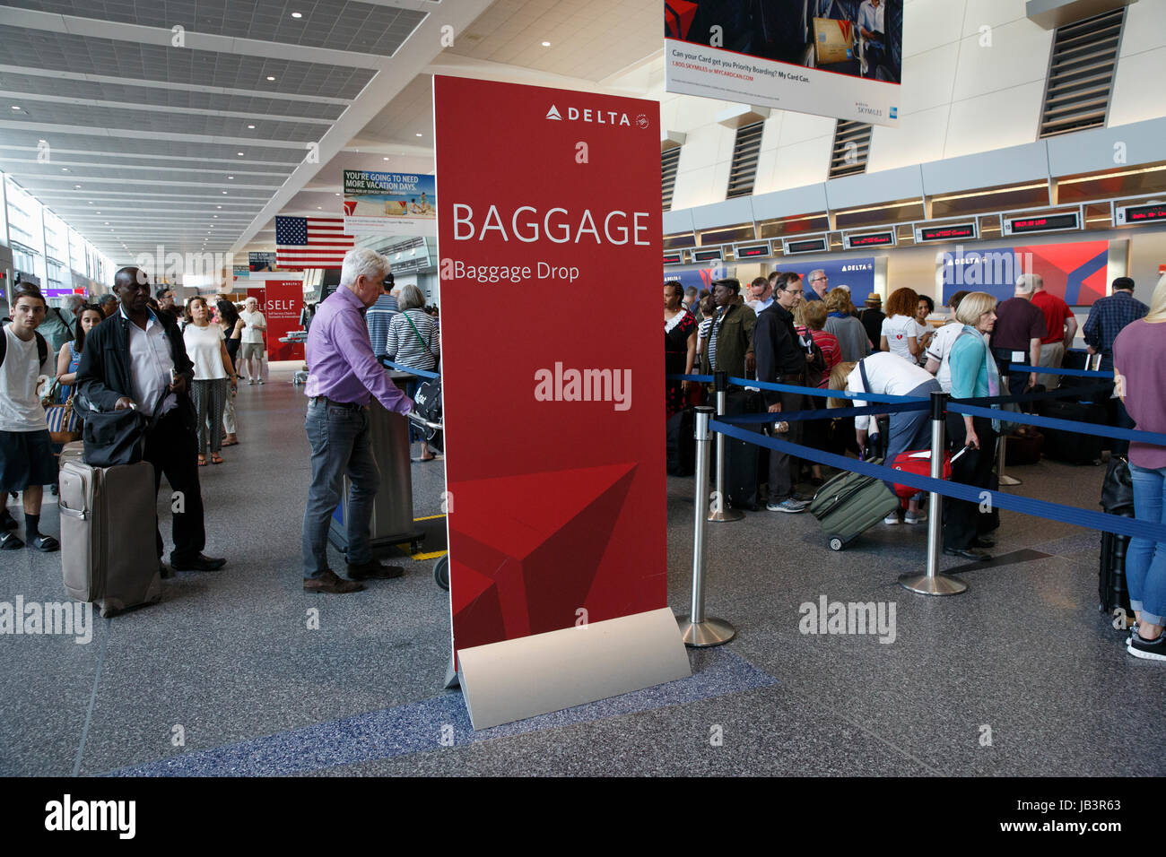 People waiting in line hi-res stock photography and images - Alamy
