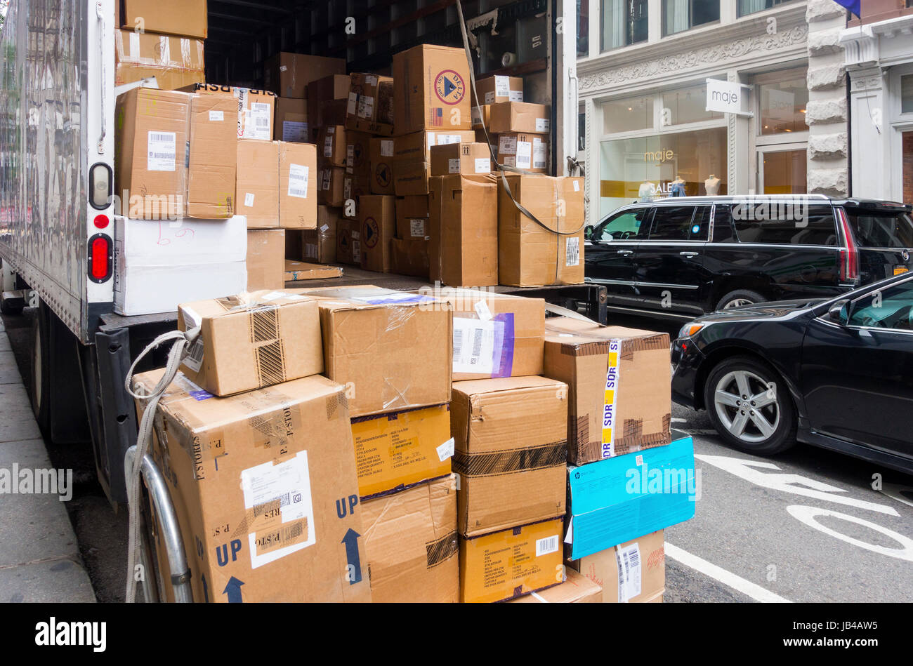 Fedex box hi-res stock photography and images - Alamy