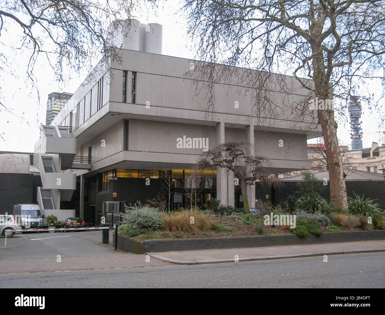 Brutalist architecture by denys lasdun hi-res stock photography and ...