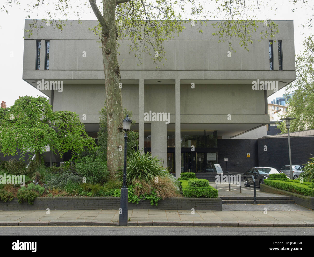 Brutalist architecture by denys lasdun hi-res stock photography and ...