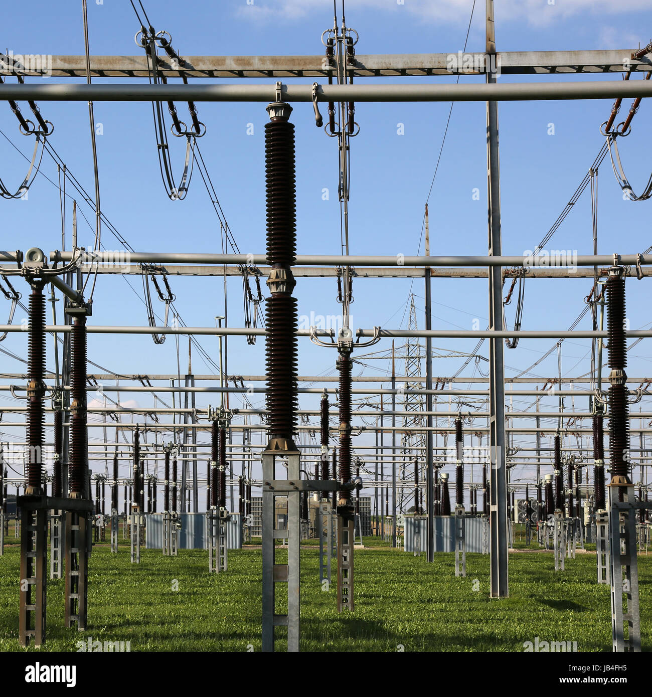 Umspannwerk für elektrischen Strom mit Transformatoren Thema Energie ...