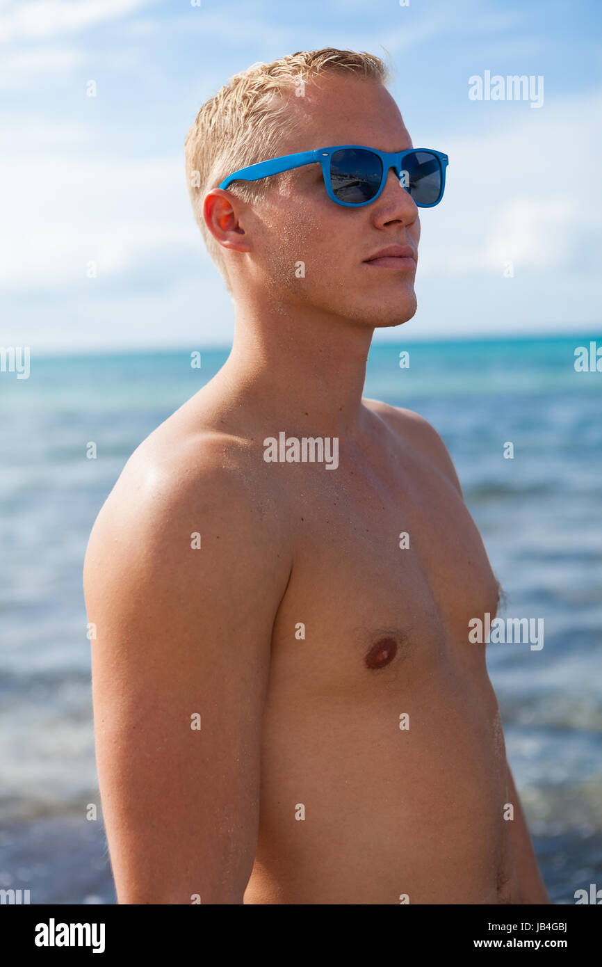 sportlicher junger mann in badehose am strand im urlaub sommer freizeit ...