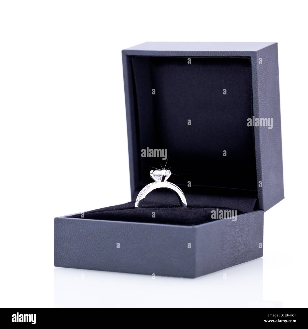 schöner moderner eleganter silberner schmuck ring in einer edlen ...