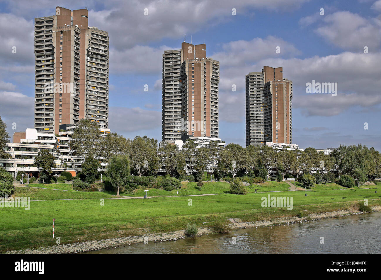 Three storey flats hi-res stock photography and images - Alamy
