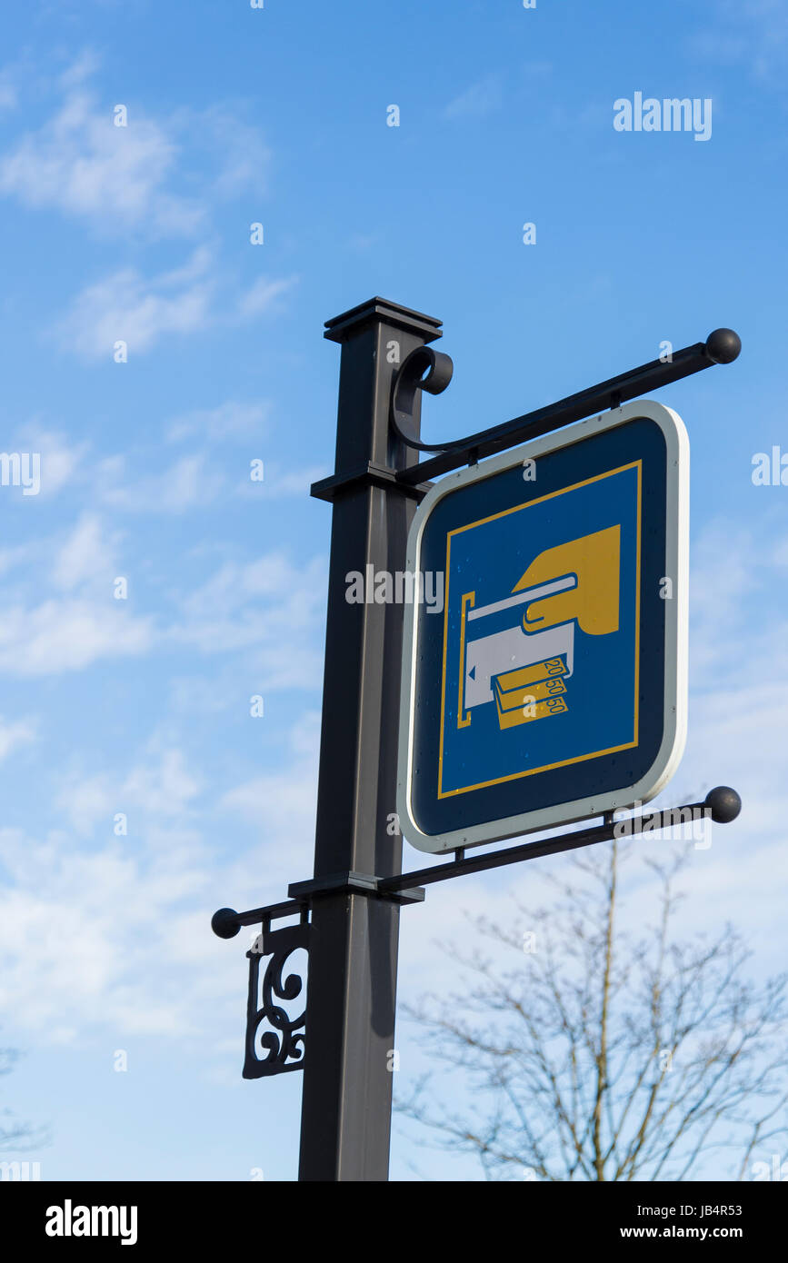 Atm sign pole hi-res stock photography and images - Alamy