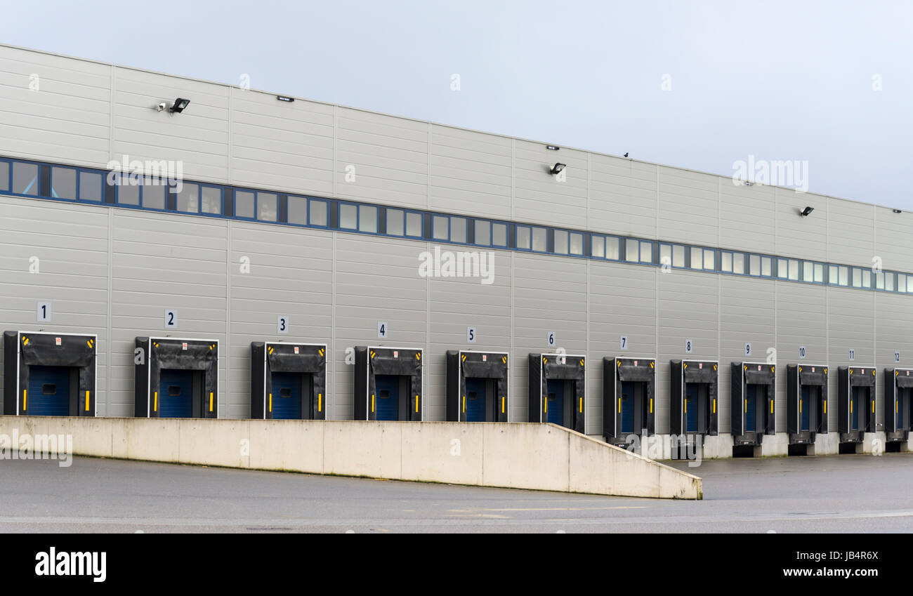 lane of loading docks for trucks Stock Photo - Alamy