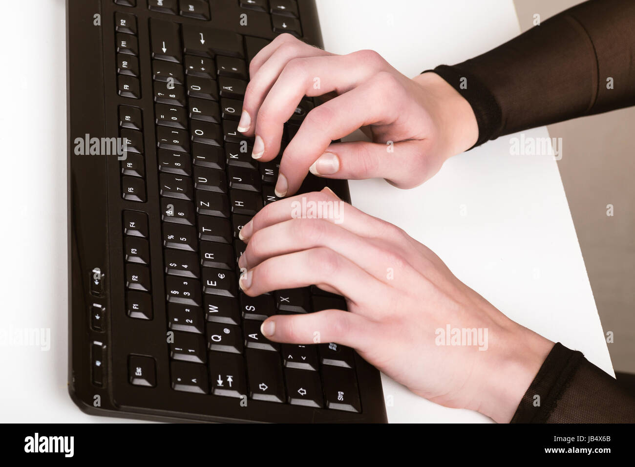 Hände tippen auf Tastatur Stock Photo - Alamy