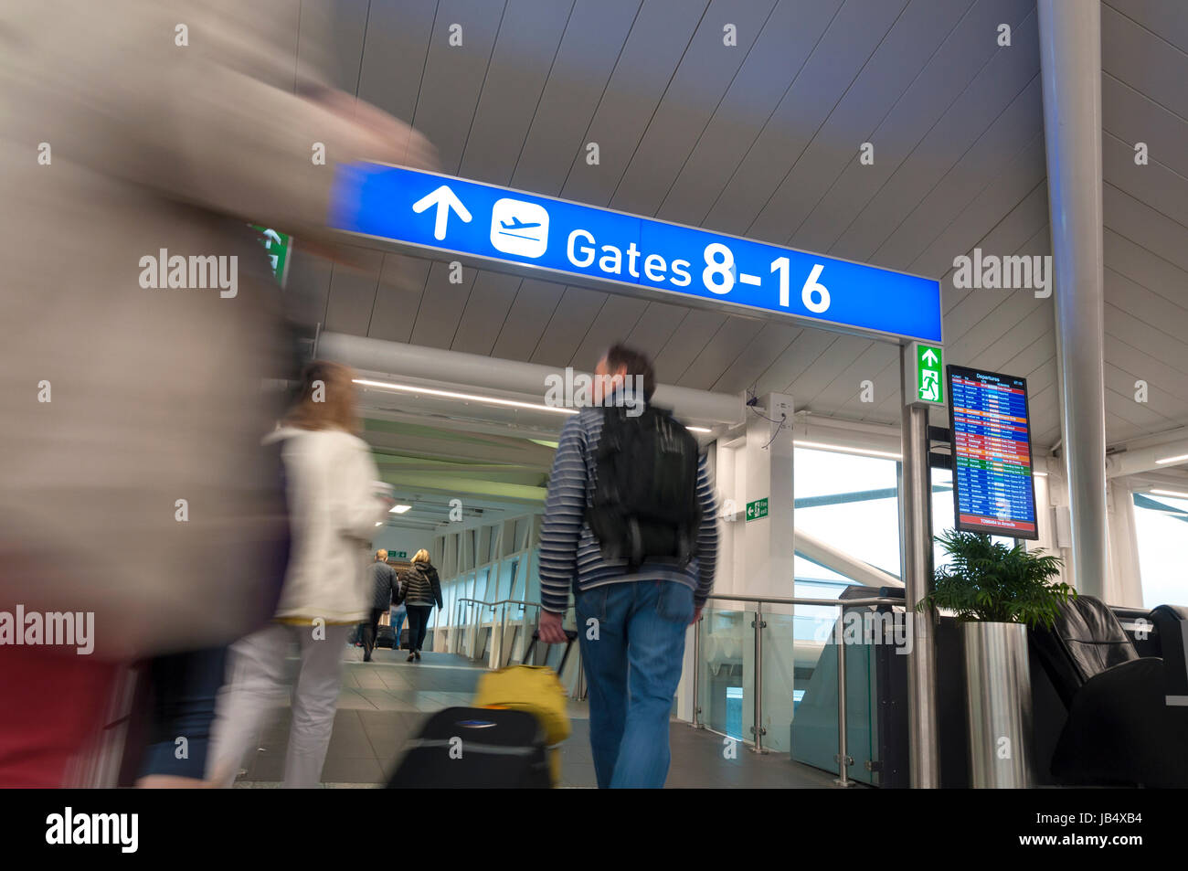 Sign to departure gates hi-res stock photography and images - Alamy