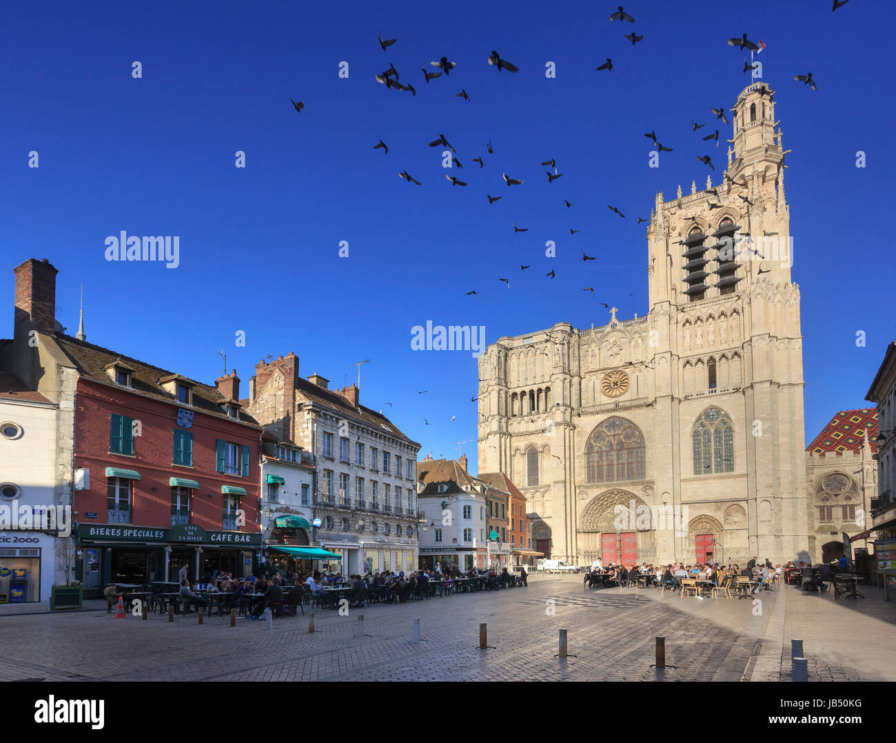 Sens cathedral hi-res stock photography and images - Alamy