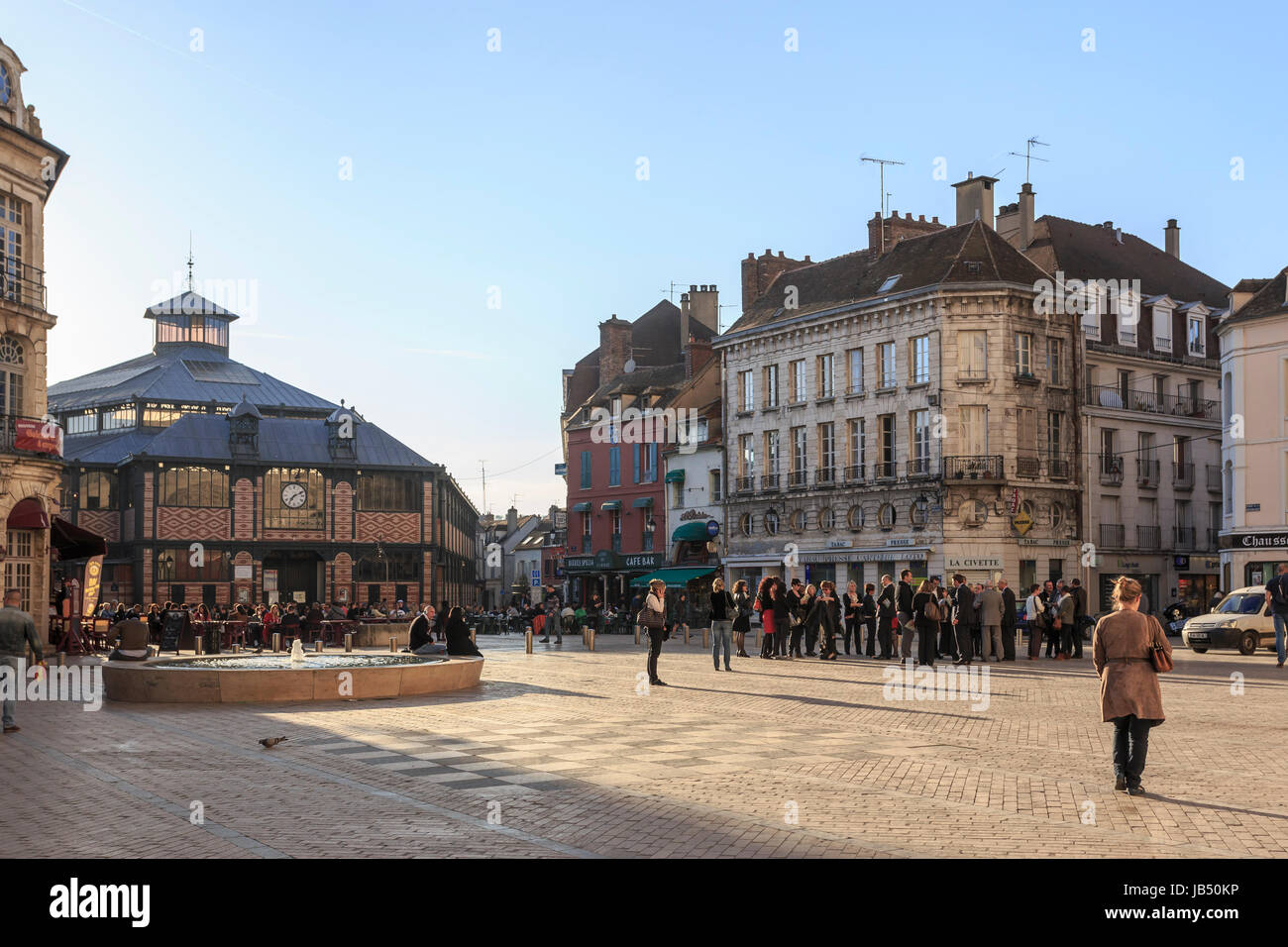 France, Yonne (89), Sens, la place de la République et le marché ...